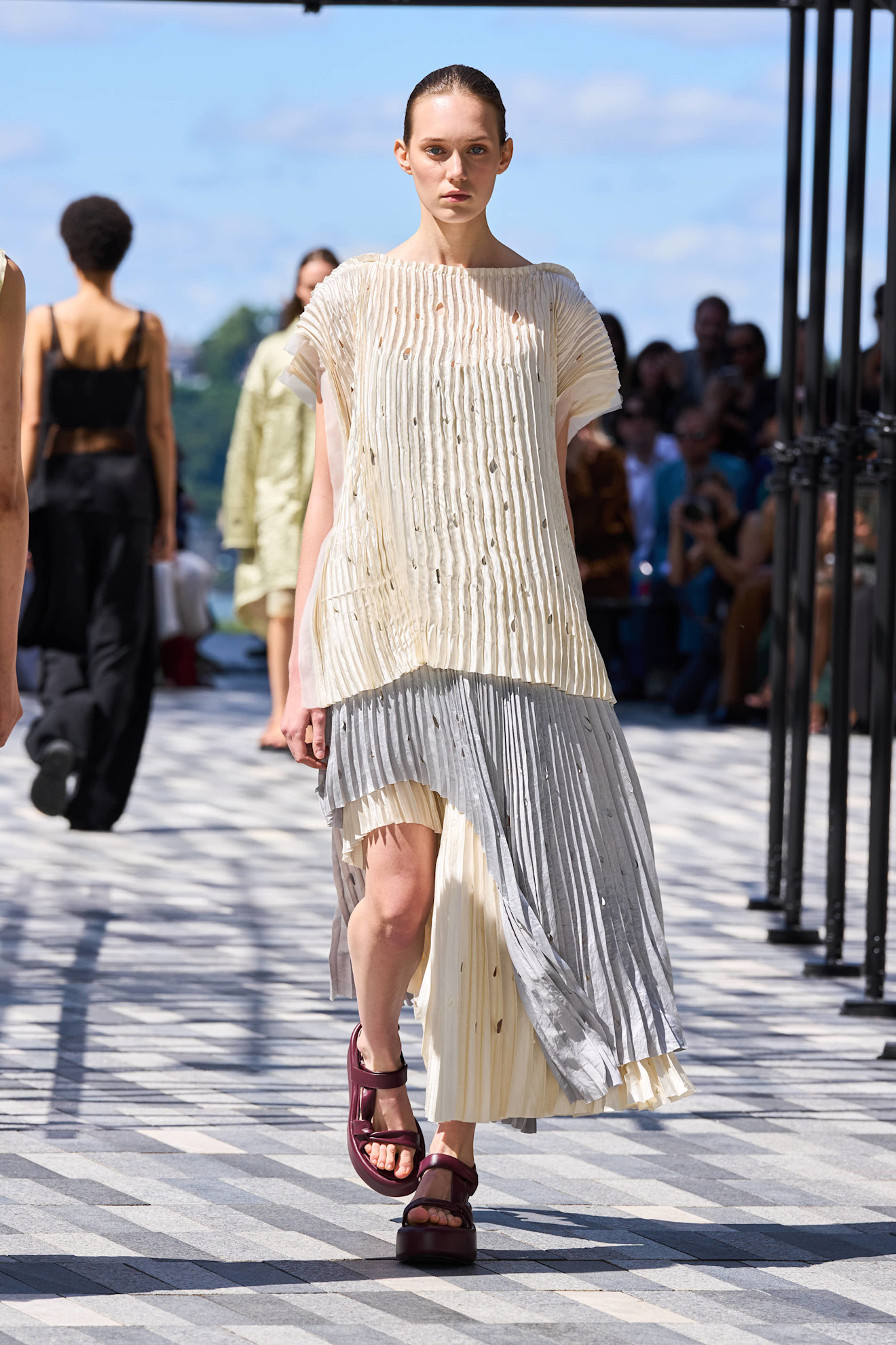 مجموعة Jason Wu لربيع 2025... دمج لفن الخط والتصميم المعاصر - مجلة هي